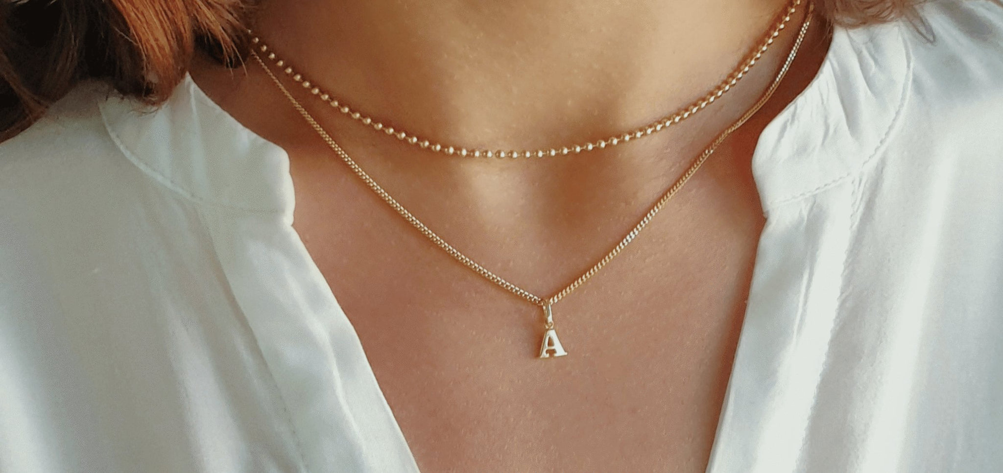 Elegantes collares de letras de oro. Lleva a tus seres queridos contigo